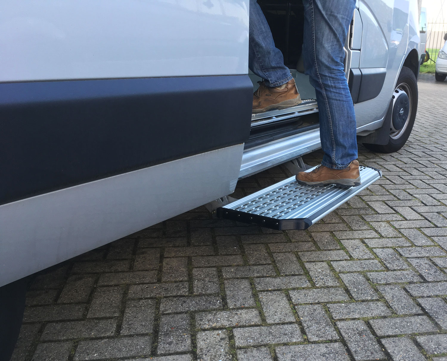 Steps – EA4 Inboard Lift